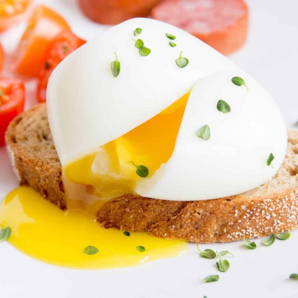 How to Poach Eggs 3 Different Ways