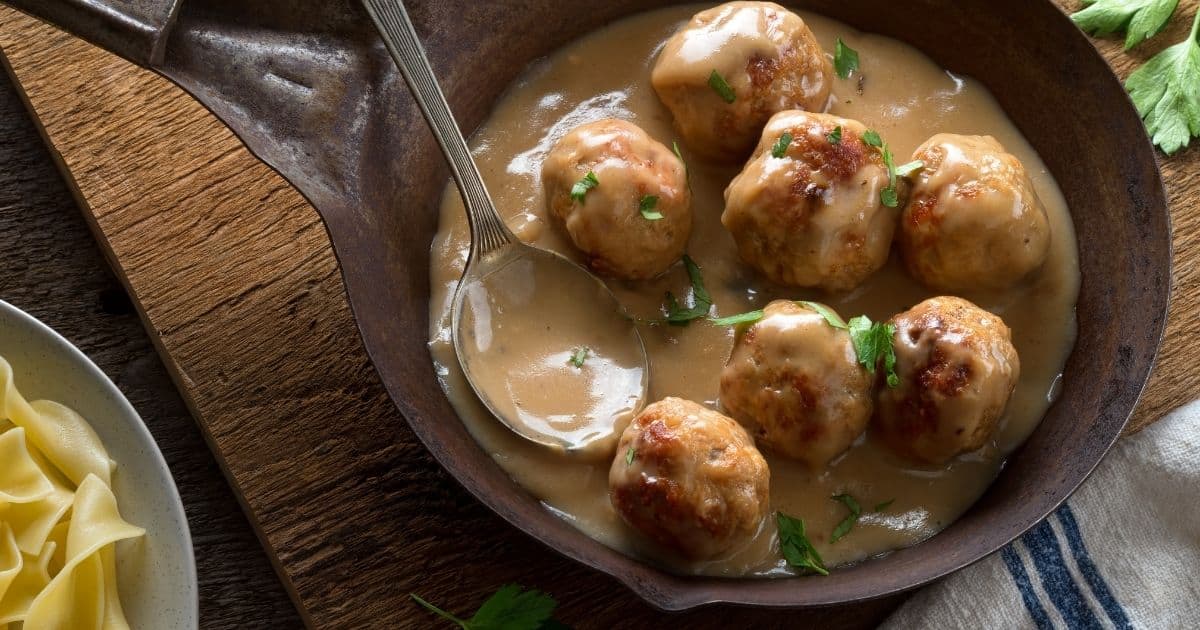 How to reheat meatballs (3 tried and tested methods)