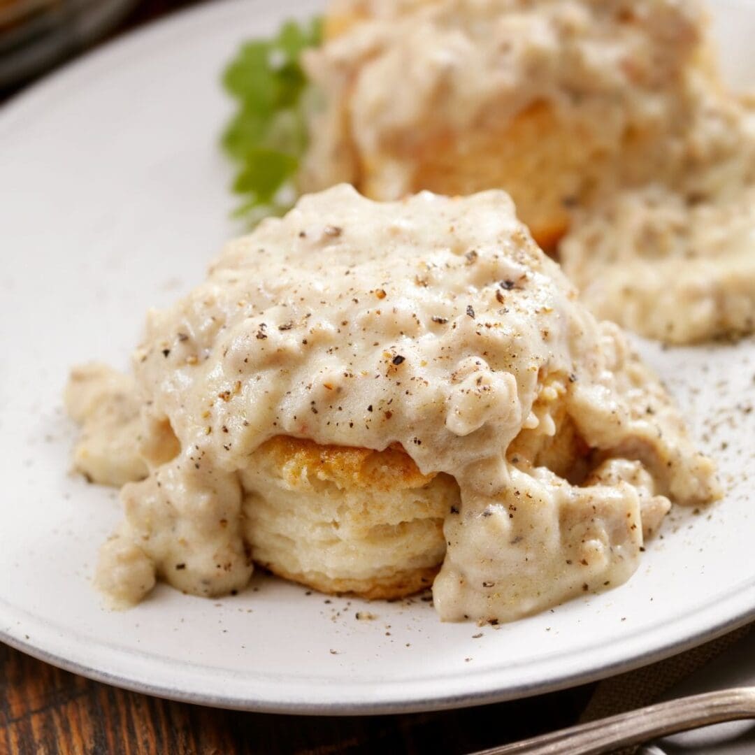 What To Serve With Biscuits And Gravy: 19 BEST Side Dishes!🍴