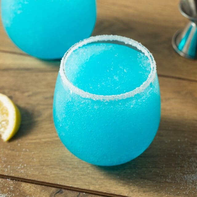 21 Refreshing Blue Curacao Cocktails To Try 🍸